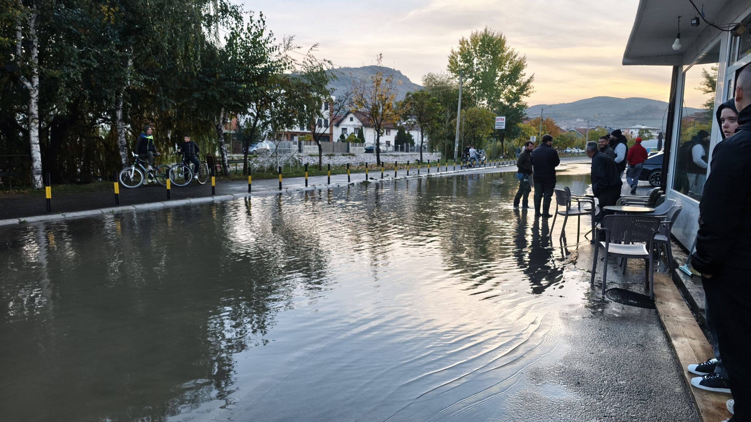 Pukla kanalizaciona cev u naselju Lug, poplavljena ulica i više ...